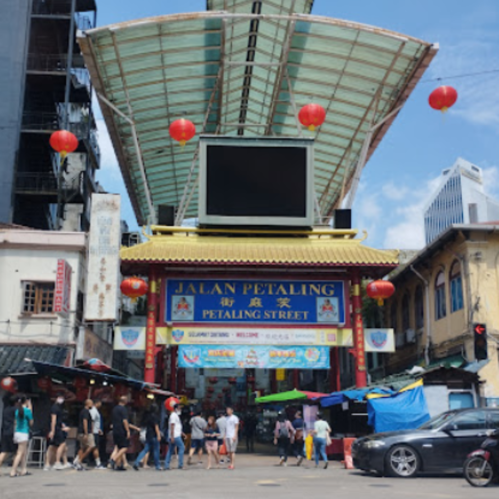 吉隆坡夜市 ：夜晚的热闹街头，数百个档口让你尽享美食与狂欢！