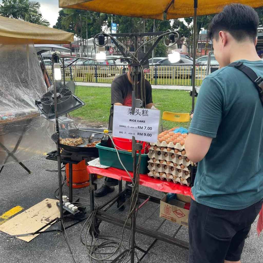 吉隆坡夜市 ：夜晚的热闹街头，数百个档口让你尽享美食与狂欢！